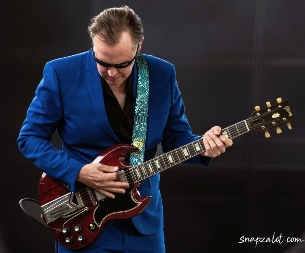 BLUES GUITAR SLINGER JOE BONAMASSA ASTOUNDS A CAPTIVATED CROWD AT ...